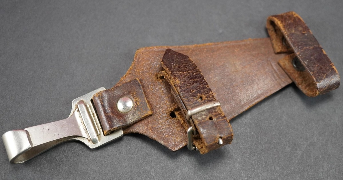 Brown Leather Vertical SA Dagger Hanger
