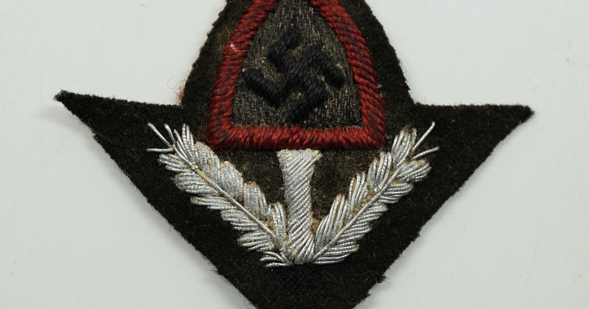 RAD officer's "Robin Hood" cap insignia
