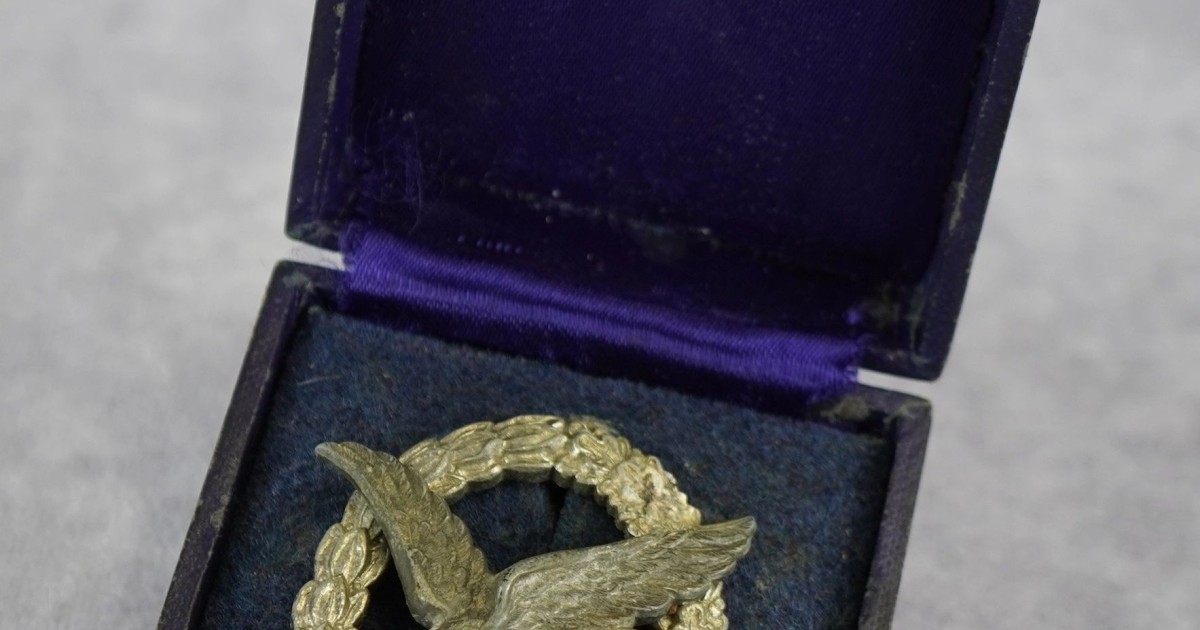 Cased Luftwaffe Radio Operator Badge by Berg & Nolte